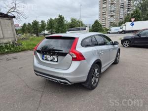 Pelēks Volvo V60 2015 Rīga, ar dzinēja tilpumu 2.40 L un nobraukumu 225 tūkst. km par 10990 €, foto 7 vietnē AUTOMOTO.COM.LV