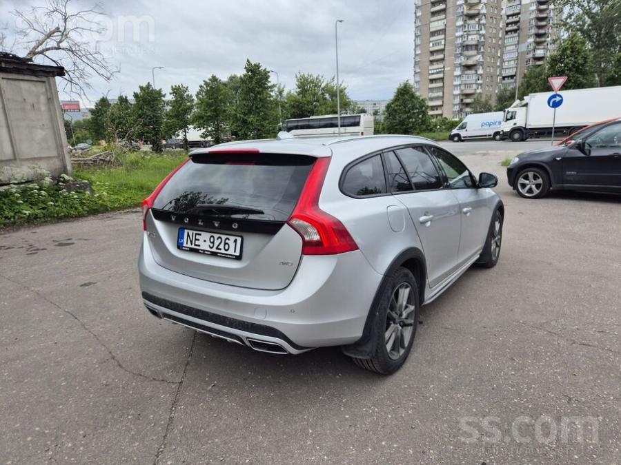 Pelēks Volvo V60 2015 Rīga, ar dzinēja tilpumu 2.40 L un nobraukumu 225 tūkst. km par 10990 €, foto 7 vietnē AUTOMOTO.COM.LV