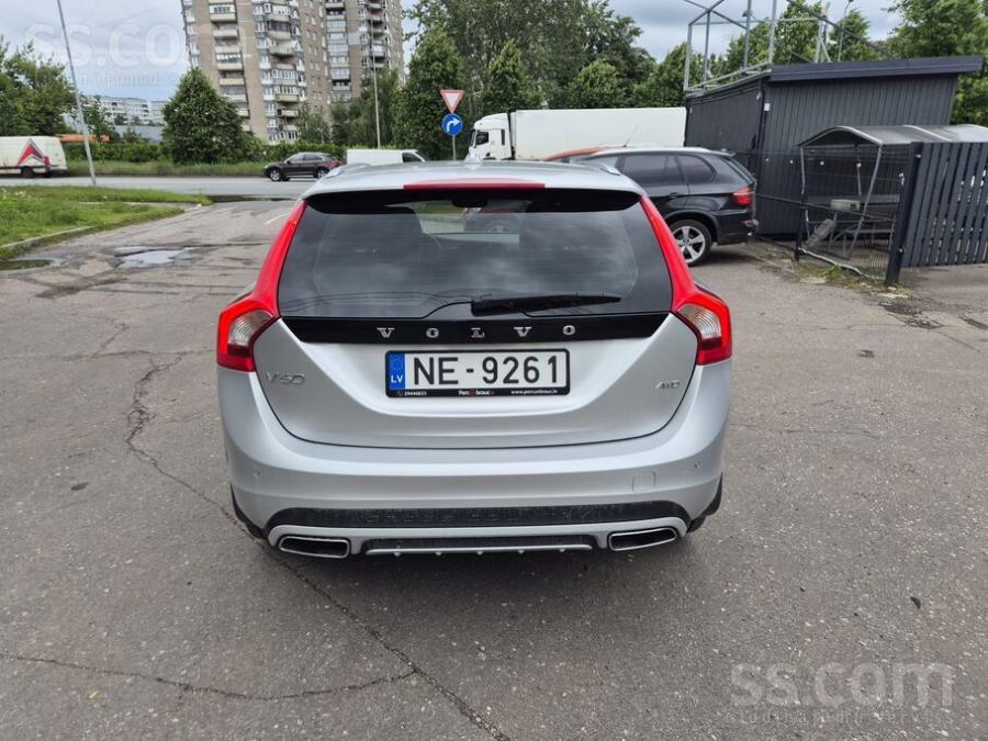 Pelēks Volvo V60 2015 Rīga, ar dzinēja tilpumu 2.40 L un nobraukumu 225 tūkst. km par 10990 €, foto 8 vietnē AUTOMOTO.COM.LV