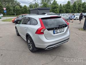 Pelēks Volvo V60 2015 Rīga, ar dzinēja tilpumu 2.40 L un nobraukumu 225 tūkst. km par 10990 €, foto 9 vietnē AUTOMOTO.COM.LV
