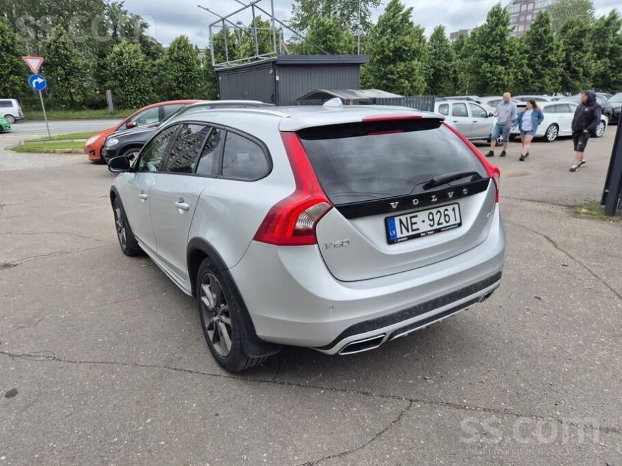 Pelēks Volvo V60 2015 Rīga, ar dzinēja tilpumu 2.40 L un nobraukumu 225 tūkst. km par 10990 €, foto 9 vietnē AUTOMOTO.COM.LV