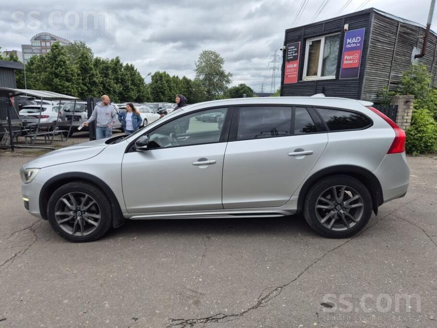 Pelēks Volvo V60 2015 Rīga, ar dzinēja tilpumu 2.40 L un nobraukumu 225 tūkst. km par 10990 €, foto 10 vietnē AUTOMOTO.COM.LV
