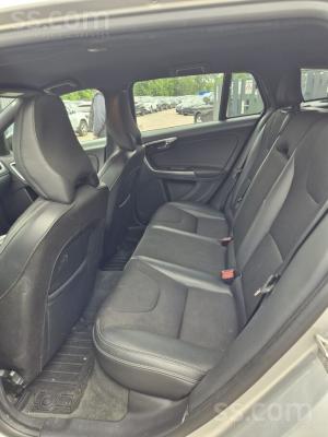 Pelēks Volvo V60 2015 Rīga, ar dzinēja tilpumu 2.40 L un nobraukumu 225 tūkst. km par 10990 €, foto 11 vietnē AUTOMOTO.COM.LV