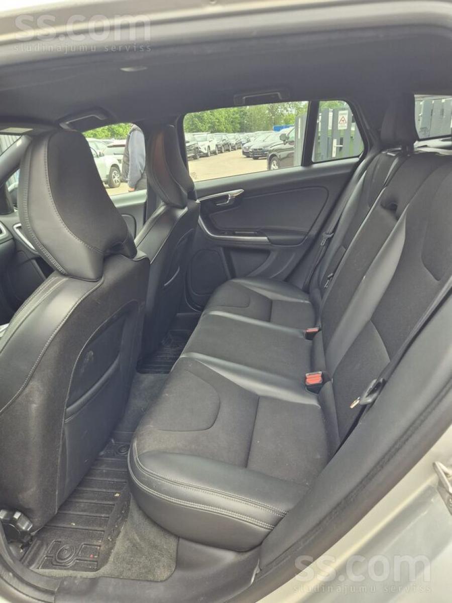 Pelēks Volvo V60 2015 Rīga, ar dzinēja tilpumu 2.40 L un nobraukumu 225 tūkst. km par 10990 €, foto 11 vietnē AUTOMOTO.COM.LV