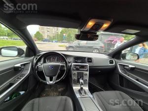 Pelēks Volvo V60 2015 Rīga, ar dzinēja tilpumu 2.40 L un nobraukumu 225 tūkst. km par 10990 €, foto 12 vietnē AUTOMOTO.COM.LV