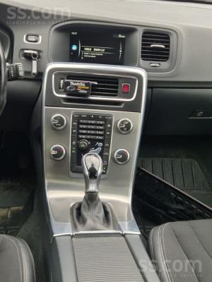 Pelēks Volvo V60 2015 Rīga, ar dzinēja tilpumu 2.40 L un nobraukumu 225 tūkst. km par 10990 €, foto 13 vietnē AUTOMOTO.COM.LV