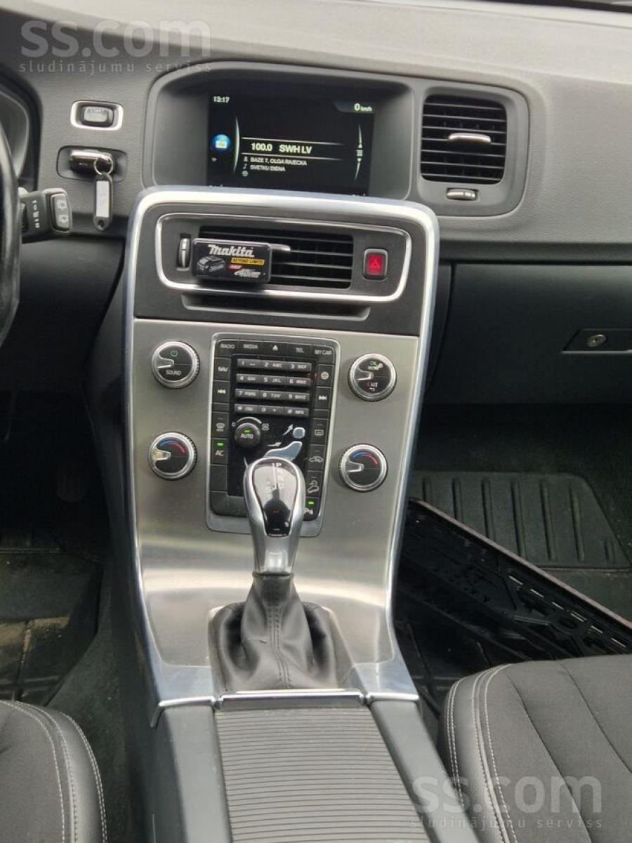 Pelēks Volvo V60 2015 Rīga, ar dzinēja tilpumu 2.40 L un nobraukumu 225 tūkst. km par 10990 €, foto 13 vietnē AUTOMOTO.COM.LV