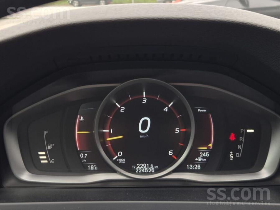 Pelēks Volvo V60 2015 Rīga, ar dzinēja tilpumu 2.40 L un nobraukumu 225 tūkst. km par 10990 €, foto 14 vietnē AUTOMOTO.COM.LV