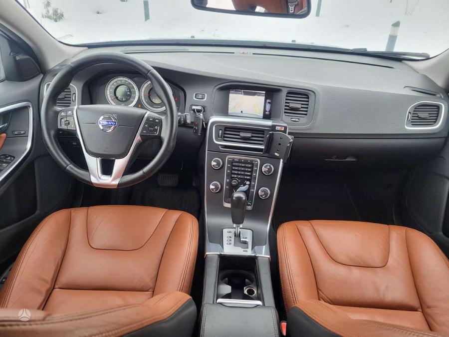 Pelēks Volvo V60 2011 Viļņa, ar dzinēja tilpumu 2.40 L un nobraukumu 287 tūkst. km par 5650 €, foto 1 vietnē AUTOMOTO.COM.LV