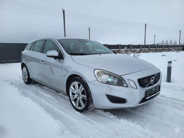 Pelēks Volvo V60 2011 Viļņa, ar dzinēja tilpumu 2.40 L un nobraukumu 287 tūkst. km par 5650 €, foto 2 vietnē AUTOMOTO.COM.LV