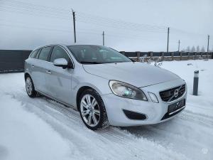 Pelēks Volvo V60 2011 Viļņa, ar dzinēja tilpumu 2.40 L un nobraukumu 287 tūkst. km par 5650 €, foto 2 vietnē AUTOMOTO.COM.LV