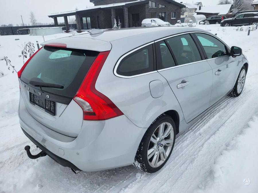 Pelēks Volvo V60 2011 Viļņa, ar dzinēja tilpumu 2.40 L un nobraukumu 287 tūkst. km par 5650 €, foto 4 vietnē AUTOMOTO.COM.LV