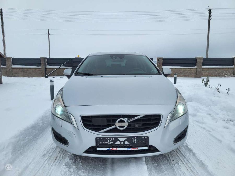 Pelēks Volvo V60 2011 Viļņa, ar dzinēja tilpumu 2.40 L un nobraukumu 287 tūkst. km par 5650 €, foto 5 vietnē AUTOMOTO.COM.LV