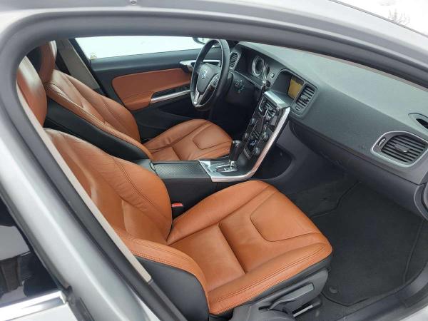 Pelēks Volvo V60 2011 Viļņa, ar dzinēja tilpumu 2.40 L un nobraukumu 287 tūkst. km par 5650 €, foto 10 vietnē AUTOMOTO.COM.LV