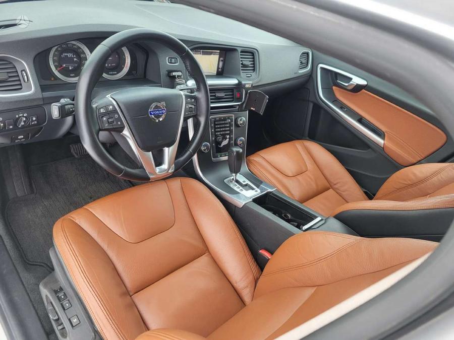 Pelēks Volvo V60 2011 Viļņa, ar dzinēja tilpumu 2.40 L un nobraukumu 287 tūkst. km par 5650 €, foto 14 vietnē AUTOMOTO.COM.LV