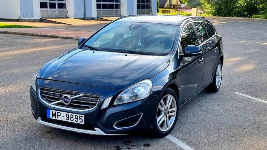 Grey Volvo V60 2011 in Cesis, with an engine capacity of 1.60 L and mileage of 319 thousand km for 3900 €, photo 1 on AUTOMOTO.COM.LV