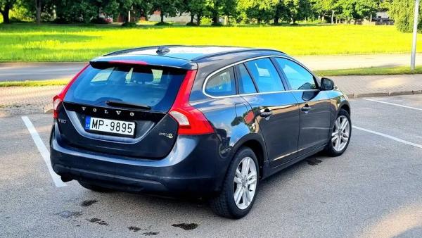 Grey Volvo V60 2011 in Cesis, with an engine capacity of 1.60 L and mileage of 319 thousand km for 3900 €, photo 5 on AUTOMOTO.COM.LV