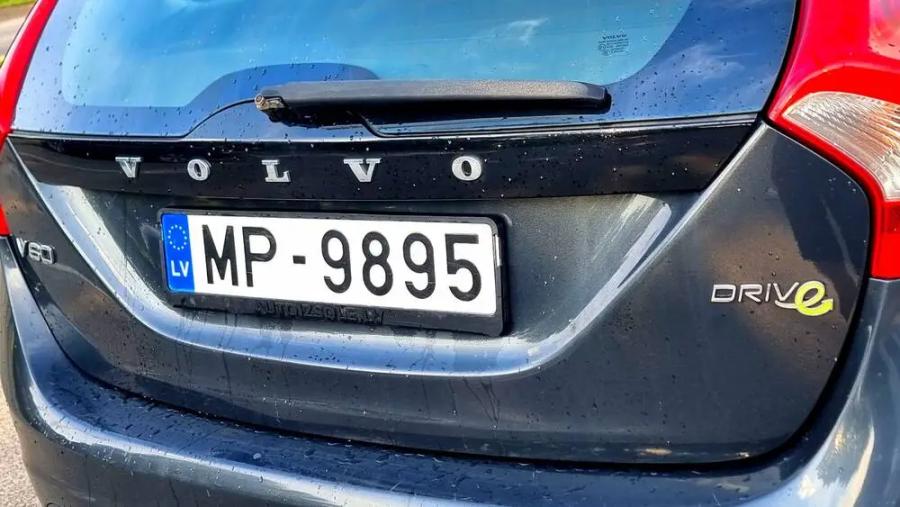 Grey Volvo V60 2011 in Cesis, with an engine capacity of 1.60 L and mileage of 319 thousand km for 3900 €, photo 7 on AUTOMOTO.COM.LV