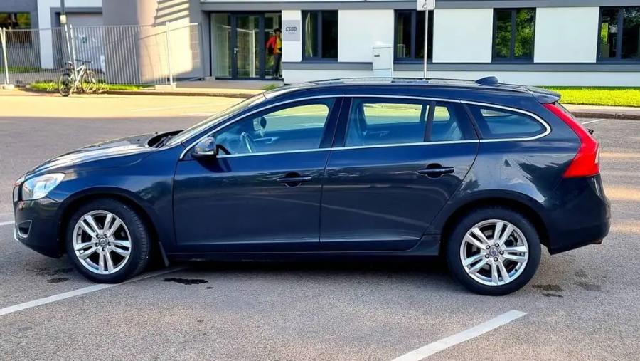 Grey Volvo V60 2011 in Cesis, with an engine capacity of 1.60 L and mileage of 319 thousand km for 3900 €, photo 9 on AUTOMOTO.COM.LV