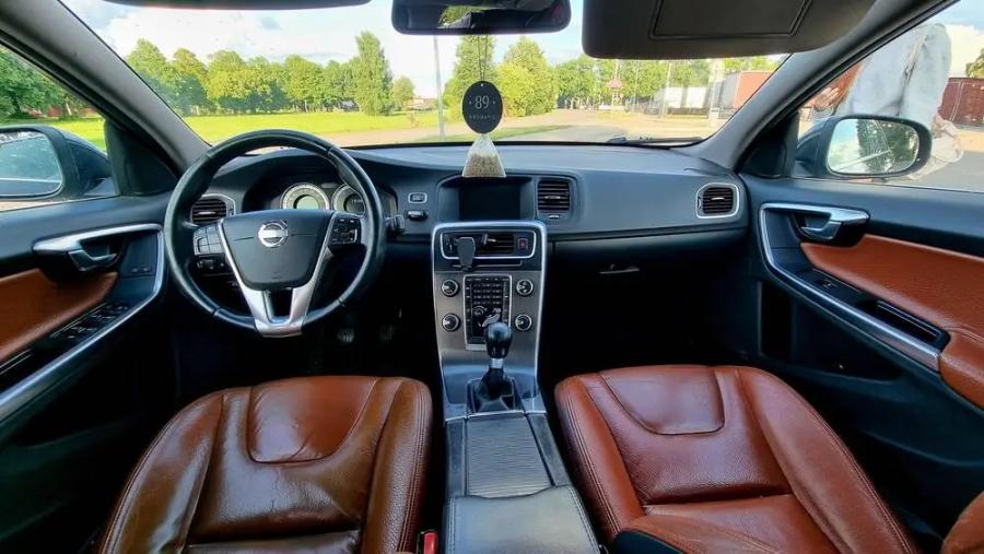 Grey Volvo V60 2011 in Cesis, with an engine capacity of 1.60 L and mileage of 319 thousand km for 3900 €, photo 19 on AUTOMOTO.COM.LV