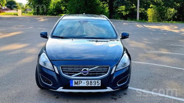 Grey Volvo V60 2011 in Cesis, with an engine capacity of 1.60 L and mileage of 319 thousand km for 3900 €, photo 2 on AUTOMOTO.COM.LV