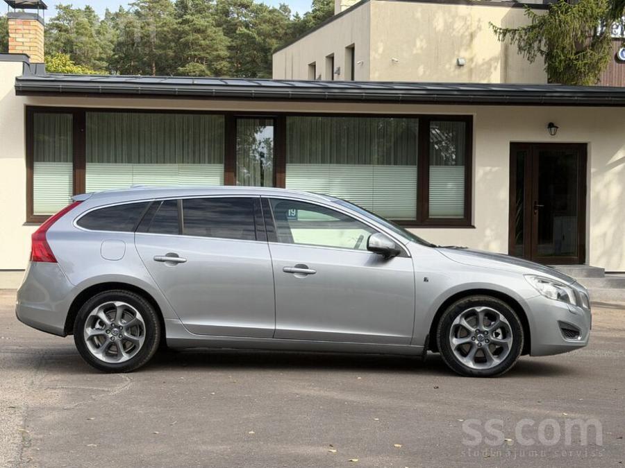 Grey Volvo V60 2011 in Riga, with an engine capacity of 2.00 L and mileage of 261 thousand km for 6350 €, photo 4 on AUTOMOTO.COM.LV