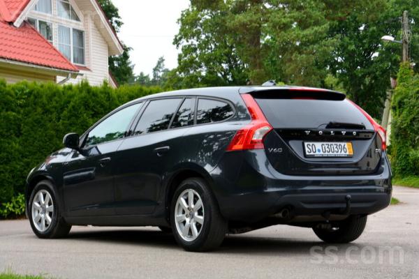Pelēks Volvo V60 2012 Rīga, ar dzinēja tilpumu 2.00 L un nobraukumu 306 tūkst. km par 5450 €, foto 5 vietnē AUTOMOTO.COM.LV