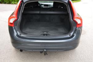 Pelēks Volvo V60 2012 Rīga, ar dzinēja tilpumu 2.00 L un nobraukumu 306 tūkst. km par 5450 €, foto 19 vietnē AUTOMOTO.COM.LV