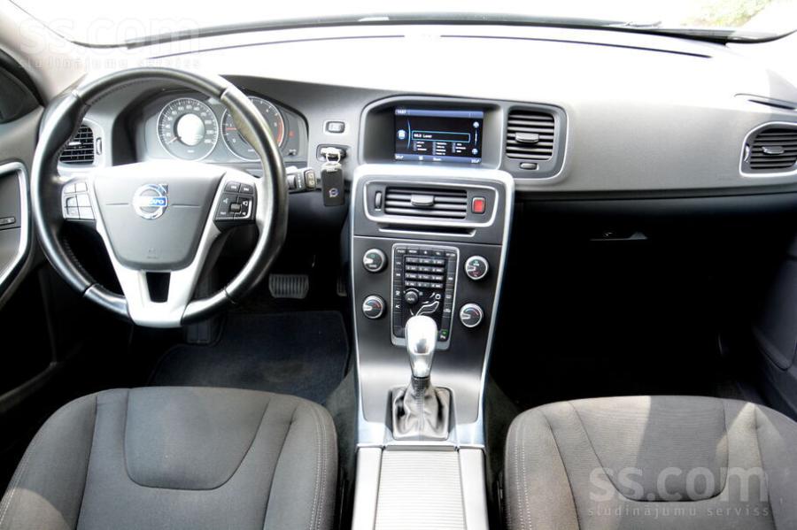 Pelēks Volvo V60 2012 Rīga, ar dzinēja tilpumu 2.00 L un nobraukumu 306 tūkst. km par 5450 €, foto 24 vietnē AUTOMOTO.COM.LV