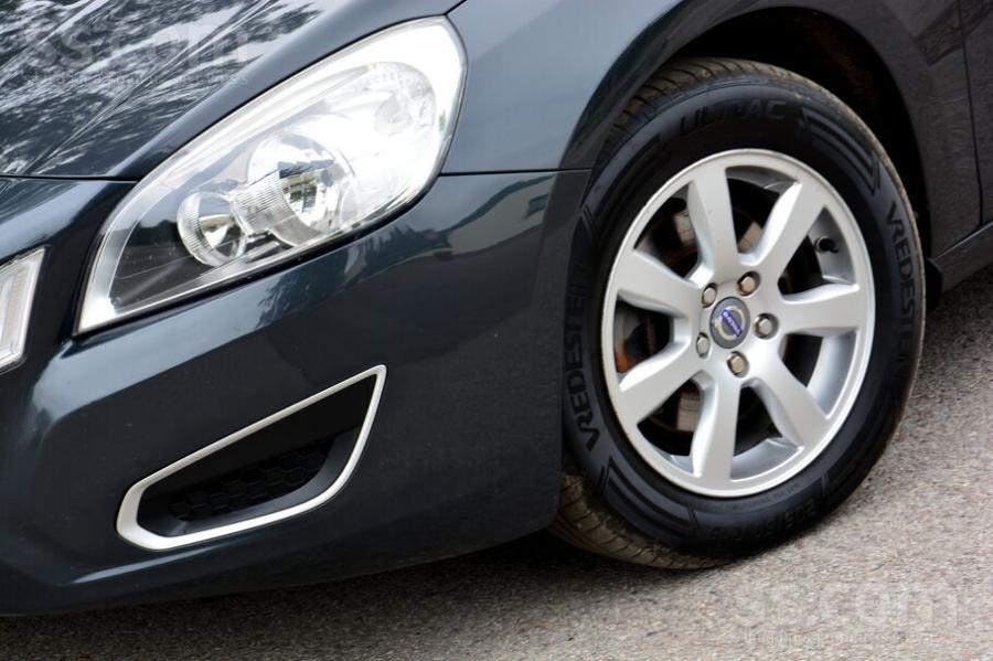 Pelēks Volvo V60 2012 Rīga, ar dzinēja tilpumu 2.00 L un nobraukumu 306 tūkst. km par 5450 €, foto 26 vietnē AUTOMOTO.COM.LV