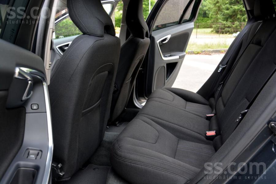 Pelēks Volvo V60 2012 Rīga, ar dzinēja tilpumu 2.00 L un nobraukumu 306 tūkst. km par 5450 €, foto 32 vietnē AUTOMOTO.COM.LV