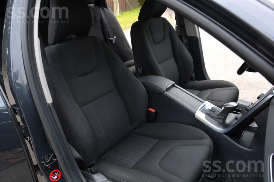 Pelēks Volvo V60 2012 Rīga, ar dzinēja tilpumu 2.00 L un nobraukumu 306 tūkst. km par 5450 €, foto 33 vietnē AUTOMOTO.COM.LV