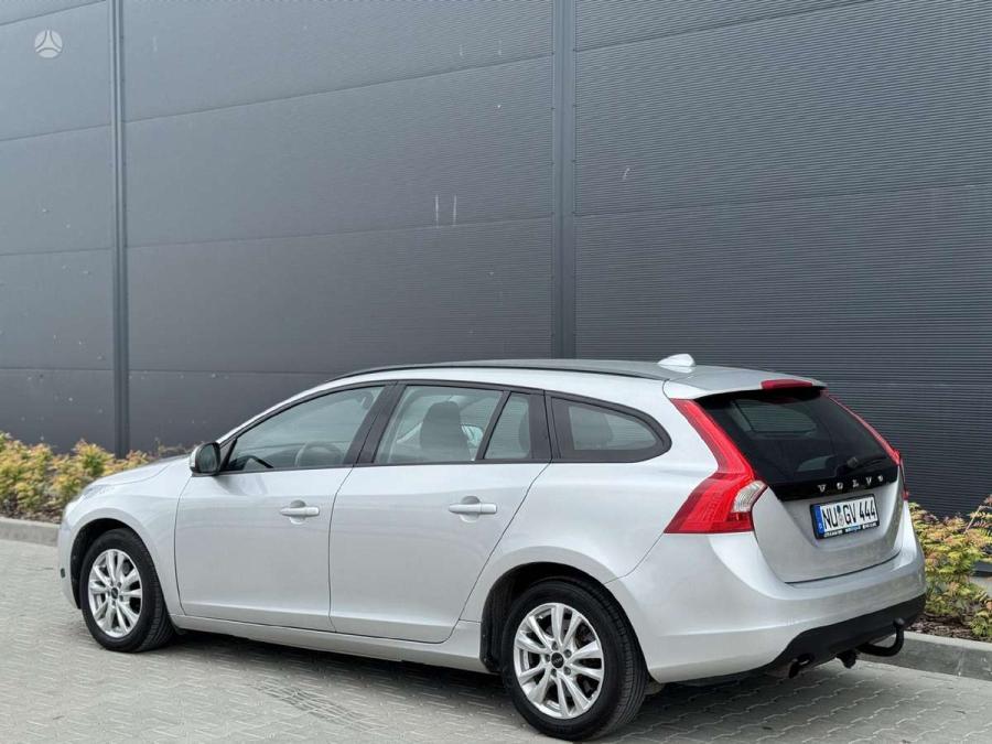 Grey Volvo V60 2013 in Vilnius, with an engine capacity of 1.59 L and mileage of 191 thousand km for 4950 €, photo 3 on AUTOMOTO.COM.LV