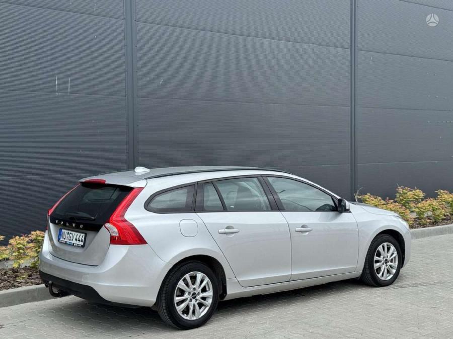 Grey Volvo V60 2013 in Vilnius, with an engine capacity of 1.59 L and mileage of 191 thousand km for 4950 €, photo 4 on AUTOMOTO.COM.LV