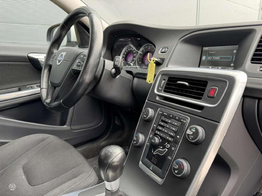 Grey Volvo V60 2013 in Vilnius, with an engine capacity of 1.59 L and mileage of 191 thousand km for 4950 €, photo 12 on AUTOMOTO.COM.LV