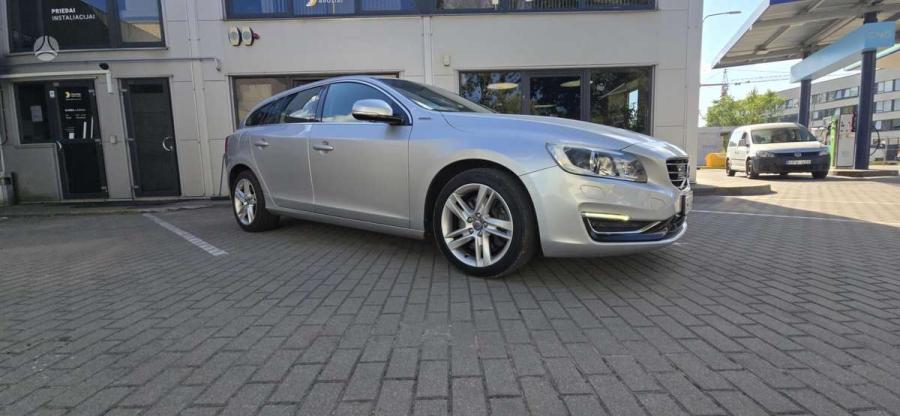 Grey Volvo V60 2013 in Vilnius, with an engine capacity of 2.40 L and mileage of 286 thousand km for 6999 €, photo 3 on AUTOMOTO.COM.LV