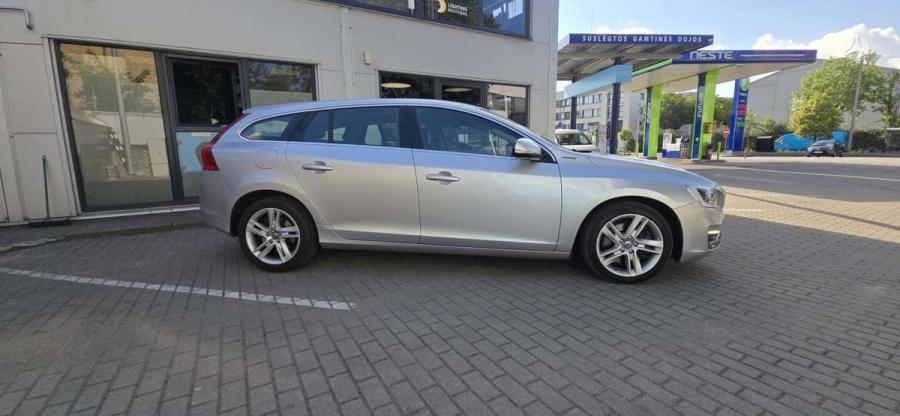 Grey Volvo V60 2013 in Vilnius, with an engine capacity of 2.40 L and mileage of 286 thousand km for 6999 €, photo 4 on AUTOMOTO.COM.LV