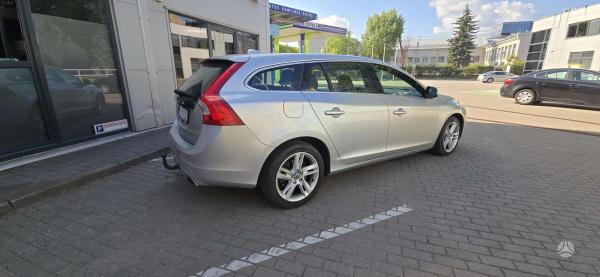 Pelēks Volvo V60 2013 Viļņa, ar dzinēja tilpumu 2.40 L un nobraukumu 286 tūkst. km par 6999 €, foto 4 vietnē AUTOMOTO.COM.LV