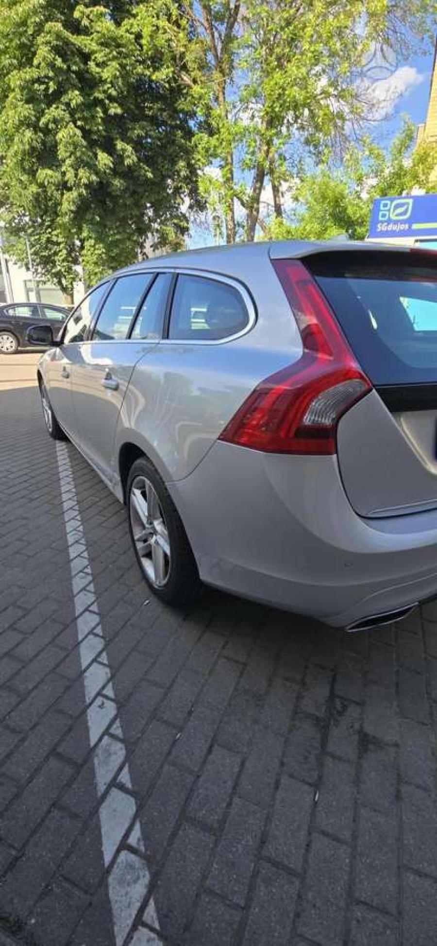 Grey Volvo V60 2013 in Vilnius, with an engine capacity of 2.40 L and mileage of 286 thousand km for 6999 €, photo 7 on AUTOMOTO.COM.LV