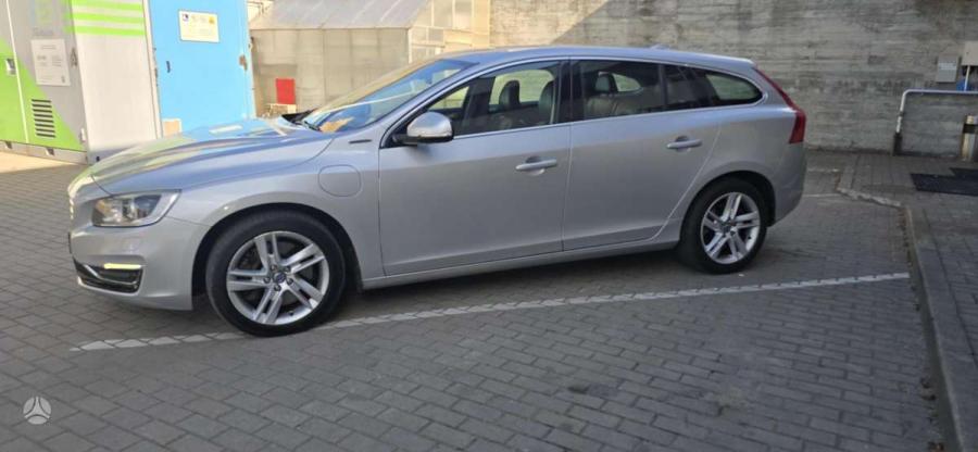 Grey Volvo V60 2013 in Vilnius, with an engine capacity of 2.40 L and mileage of 286 thousand km for 6999 €, photo 11 on AUTOMOTO.COM.LV