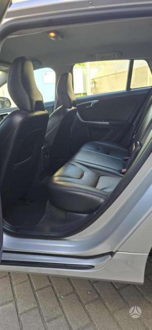 Grey Volvo V60 2013 in Vilnius, with an engine capacity of 2.40 L and mileage of 286 thousand km for 6999 €, photo 14 on AUTOMOTO.COM.LV