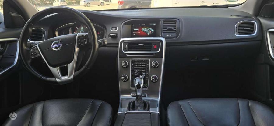 Grey Volvo V60 2013 in Vilnius, with an engine capacity of 2.40 L and mileage of 286 thousand km for 6999 €, photo 17 on AUTOMOTO.COM.LV
