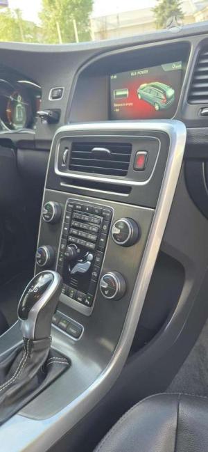 Grey Volvo V60 2013 in Vilnius, with an engine capacity of 2.40 L and mileage of 286 thousand km for 6999 €, photo 18 on AUTOMOTO.COM.LV