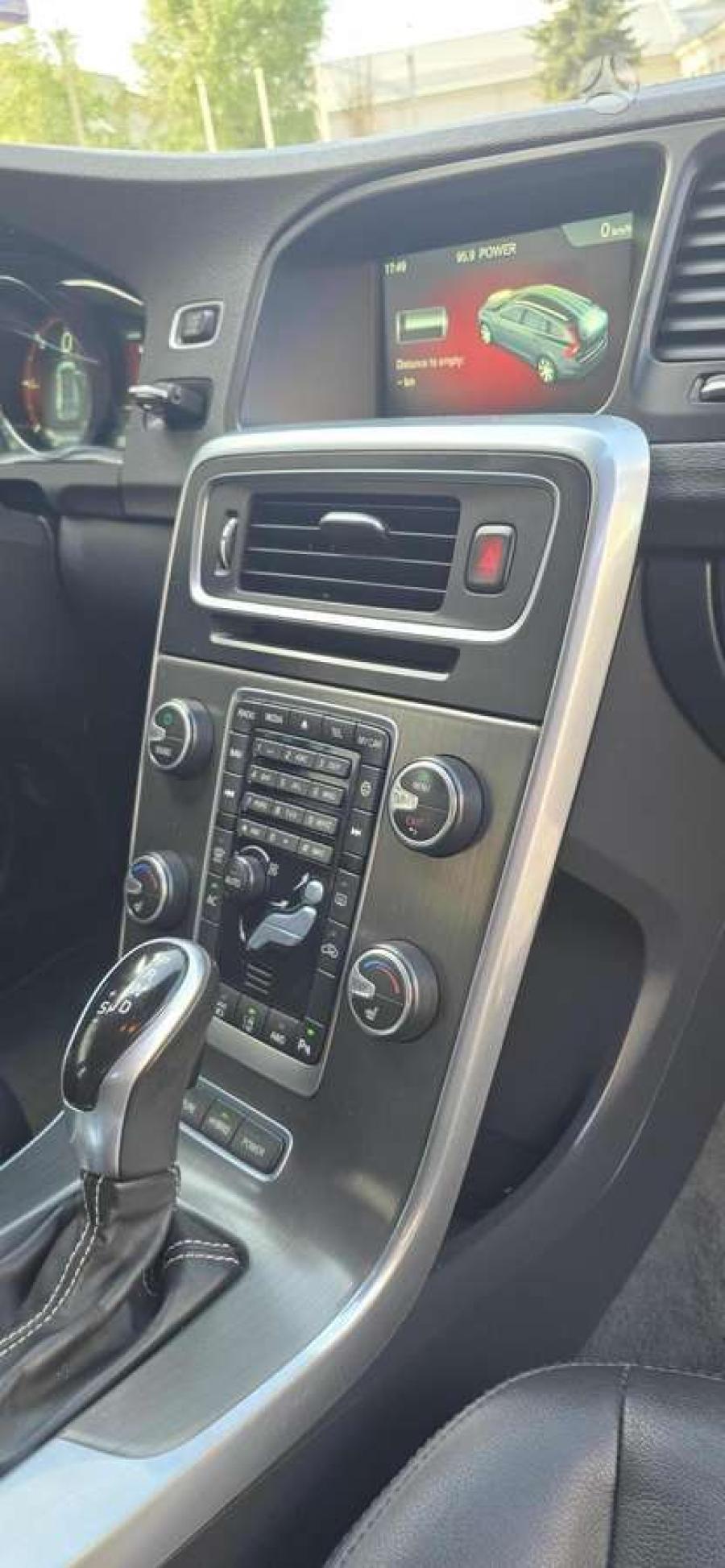 Grey Volvo V60 2013 in Vilnius, with an engine capacity of 2.40 L and mileage of 286 thousand km for 6999 €, photo 18 on AUTOMOTO.COM.LV