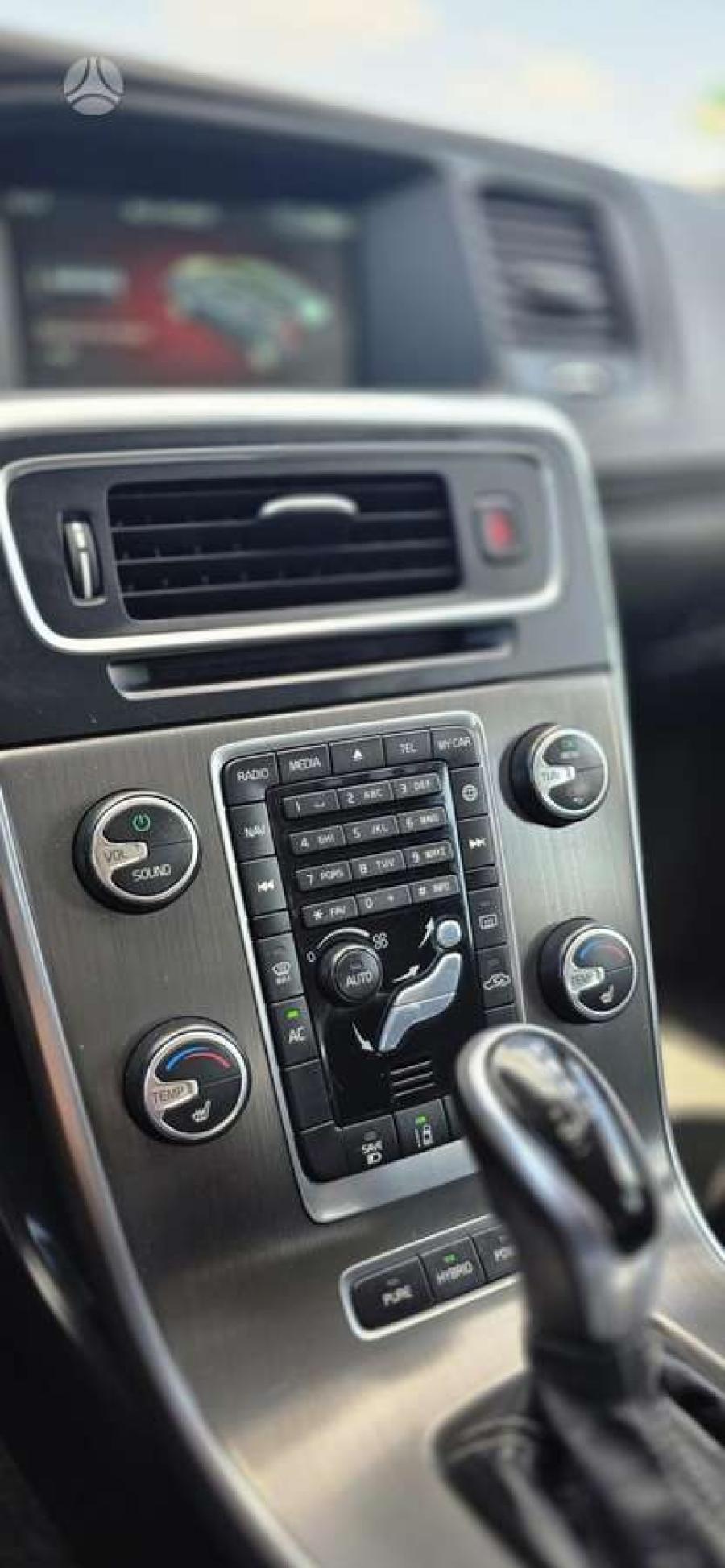 Grey Volvo V60 2013 in Vilnius, with an engine capacity of 2.40 L and mileage of 286 thousand km for 6999 €, photo 19 on AUTOMOTO.COM.LV