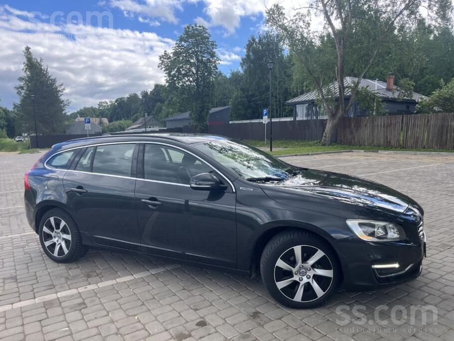 Grey Volvo V60 2014 in Ludza, with an engine capacity of 2.40 L and mileage of 330 thousand km for 8200 €, photo 7 on AUTOMOTO.COM.LV