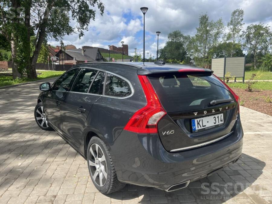 Grey Volvo V60 2014 in Ludza, with an engine capacity of 2.40 L and mileage of 330 thousand km for 8200 €, photo 15 on AUTOMOTO.COM.LV