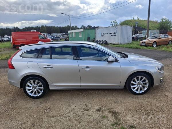 Pelēks Volvo V60 2014 Rīga, ar dzinēja tilpumu 2.00 L un nobraukumu 282 tūkst. km par 7495 €, foto 5 vietnē AUTOMOTO.COM.LV