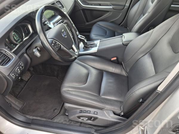 Pelēks Volvo V60 2014 Rīga, ar dzinēja tilpumu 2.00 L un nobraukumu 282 tūkst. km par 7495 €, foto 7 vietnē AUTOMOTO.COM.LV