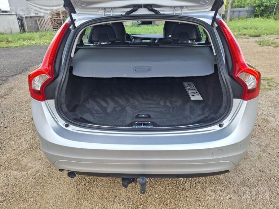 Pelēks Volvo V60 2014 Rīga, ar dzinēja tilpumu 2.00 L un nobraukumu 282 tūkst. km par 7495 €, foto 11 vietnē AUTOMOTO.COM.LV